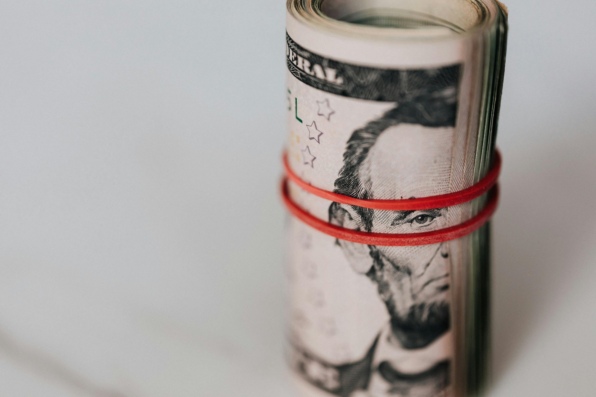 Esperan que el dólar supere la barrera de los G. 8.000 en este 2025 ...